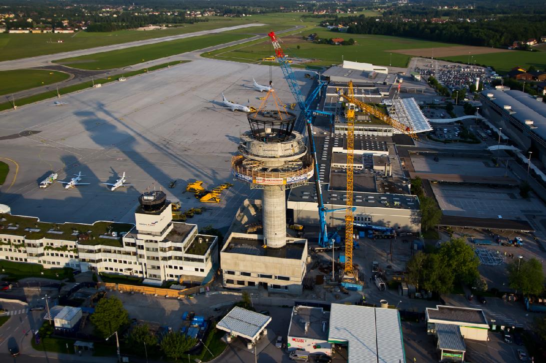Luftbildfotografie - FLUGHAFEN SZG - Salzburg Airport W. A. Mozart ...